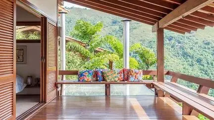 Deck de madeira varanda: transforme seu ambiente externo com estilo!