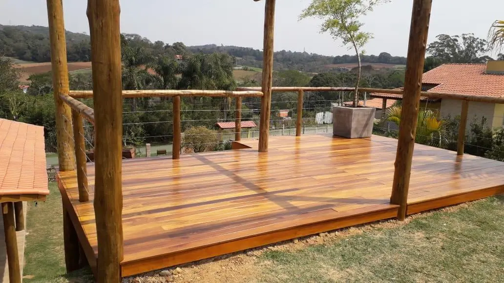 Projeto de deck de madeira suspenso: ideias incríveis para o seu espaço